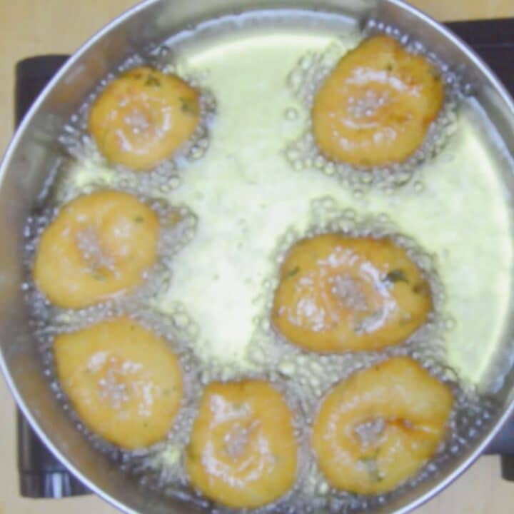 South Indian Medu Vada (Urad Dal Vada) - Flavours Treat