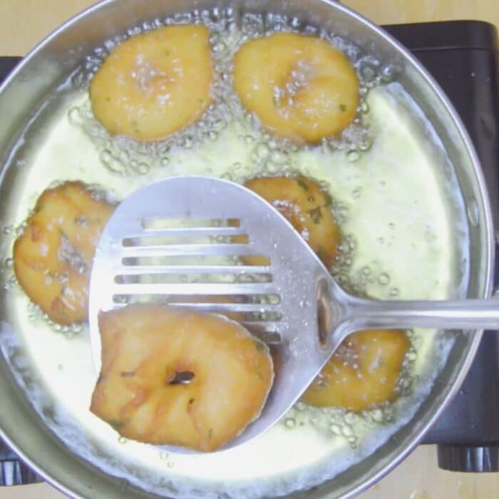 South Indian Medu Vada (Urad Dal Vada) - Flavours Treat