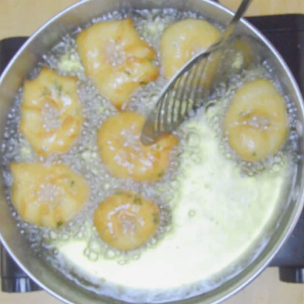 South Indian Medu Vada (Urad Dal Vada) - Flavours Treat