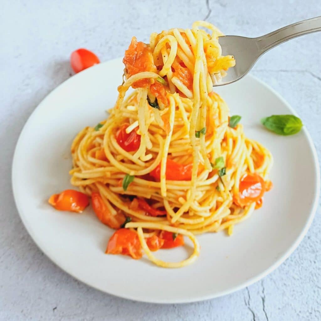 15 Minute Tomato Basil Pasta - Flavours Treat